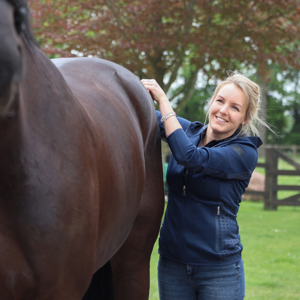 Van CCU-verpleegkundige naar fulltime zadelpasser – het verhaal van Gerdien van den Hoek ...
